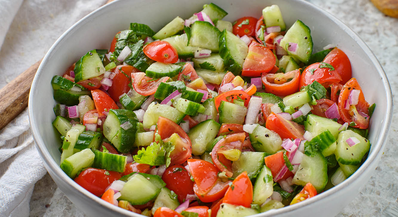 Saladas pelo mundo: receitas internacionais para fazer em casa